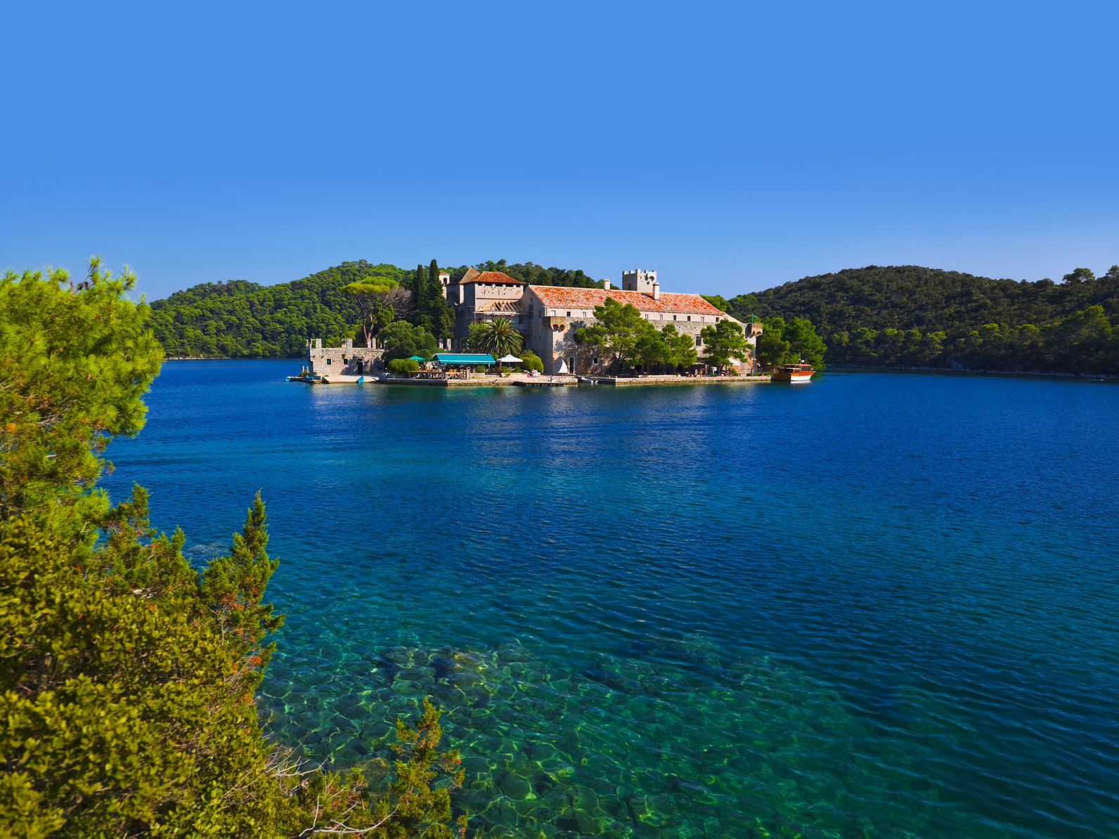 Lyngor-Mljet-Aegina-Fehmarn-Inis-Oirr-Belle-Ile-en-Mer-Hiiumaa ...